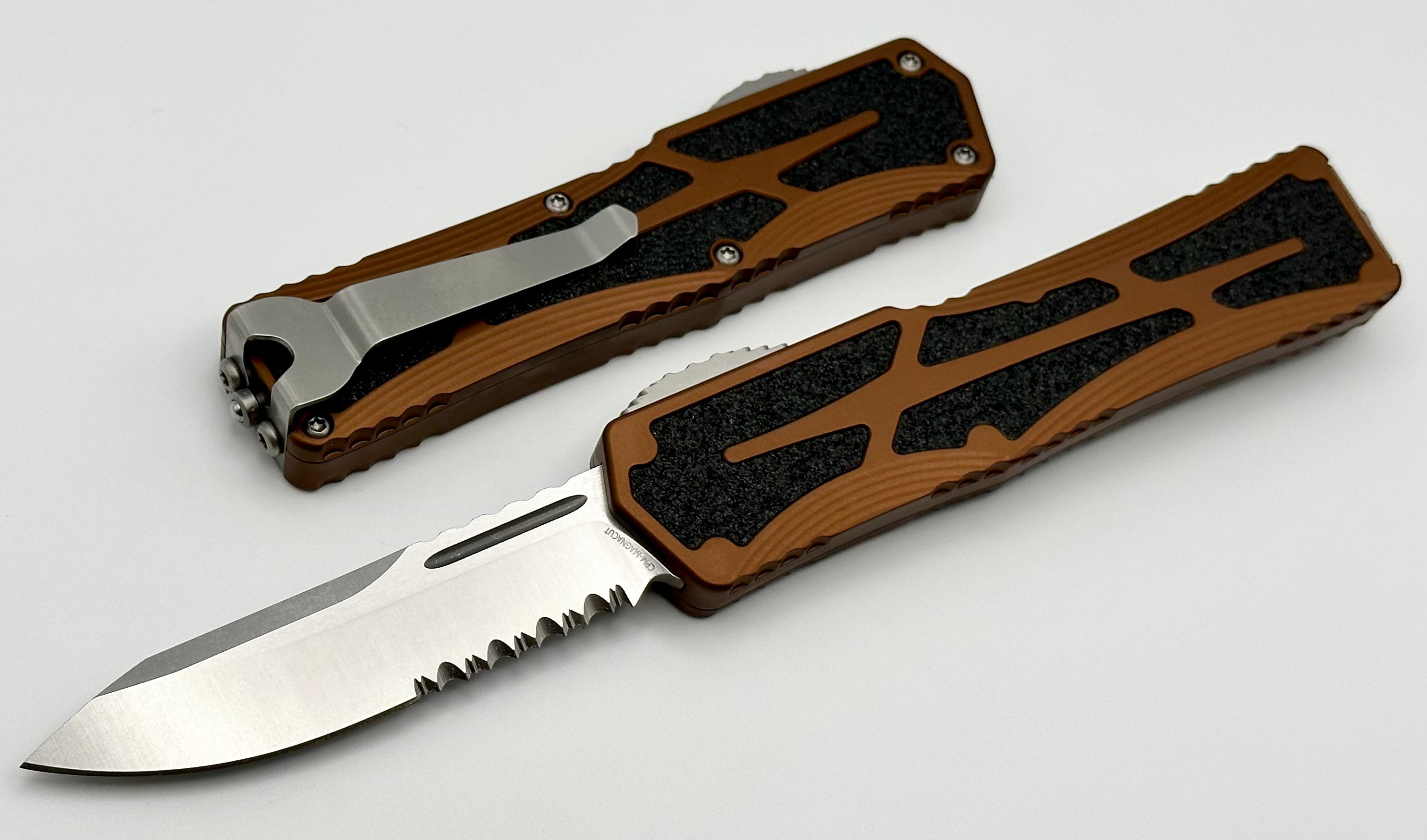 Heretic Knives Colossus Single Edge Serrated Magnacut & Root Beer Hand